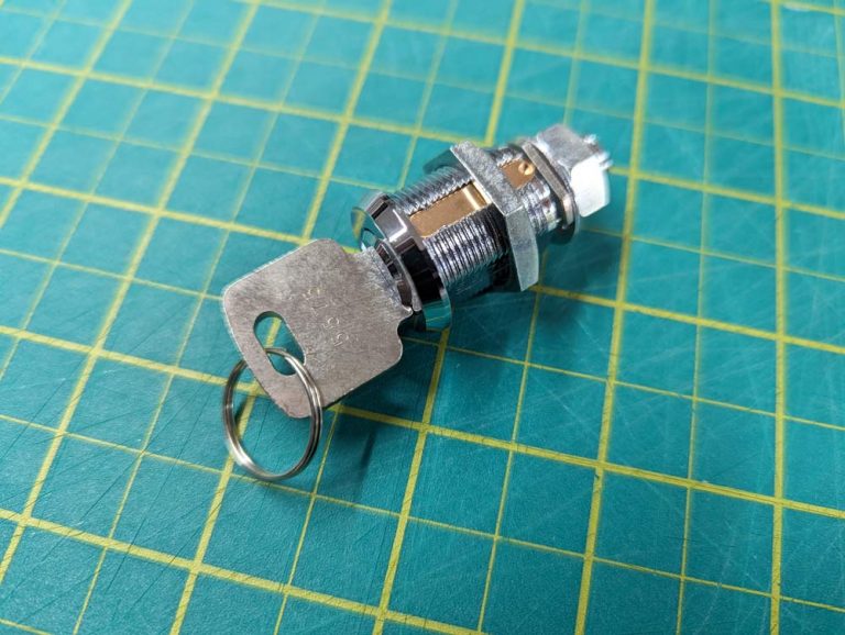 Sega 5575 Key and Lock *NEW* 220-5576 Blast City NNC Net City etc ...